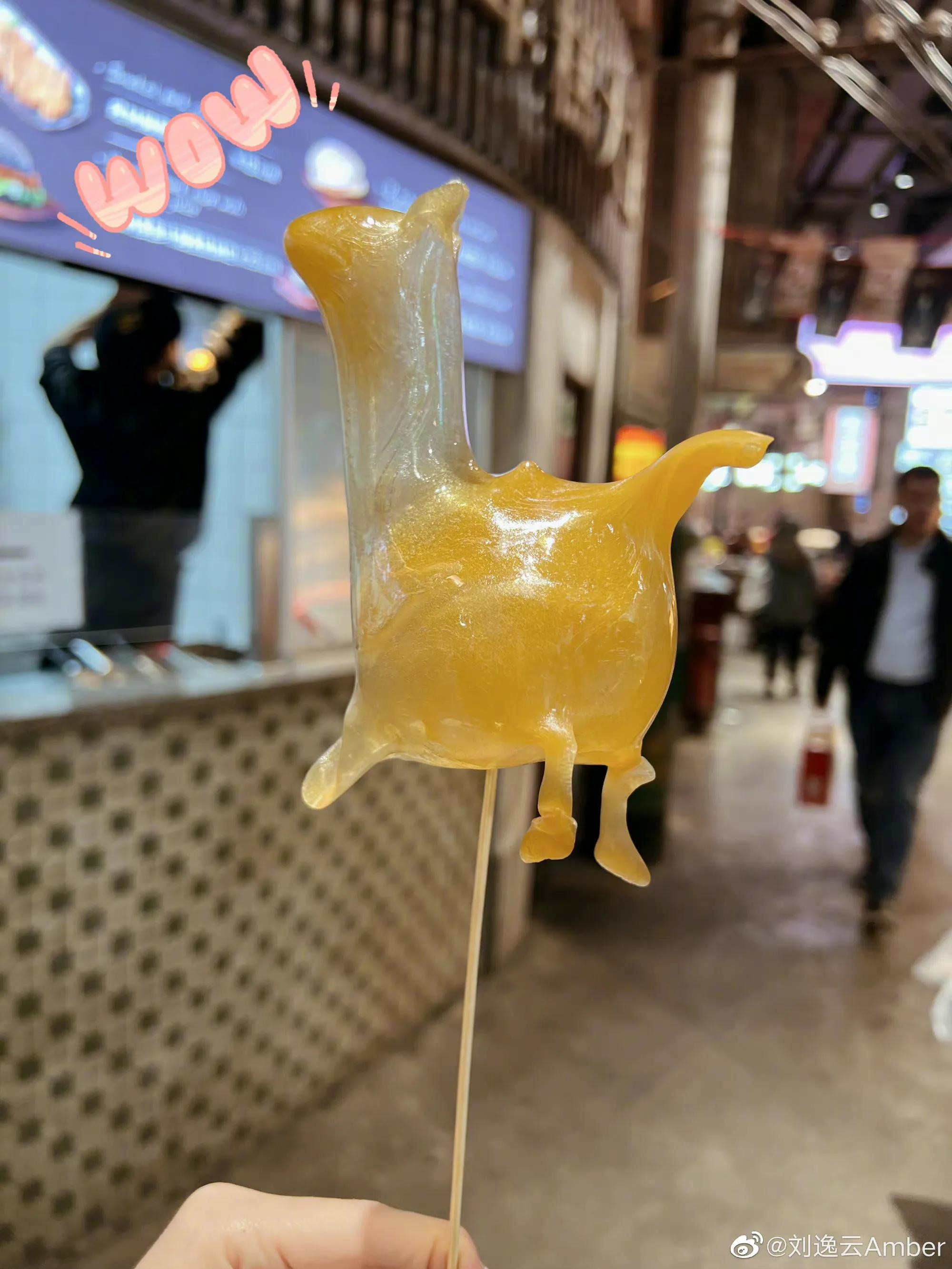 Singer Liu Yiyun is blowing candy by himself. The shape of blowing ...