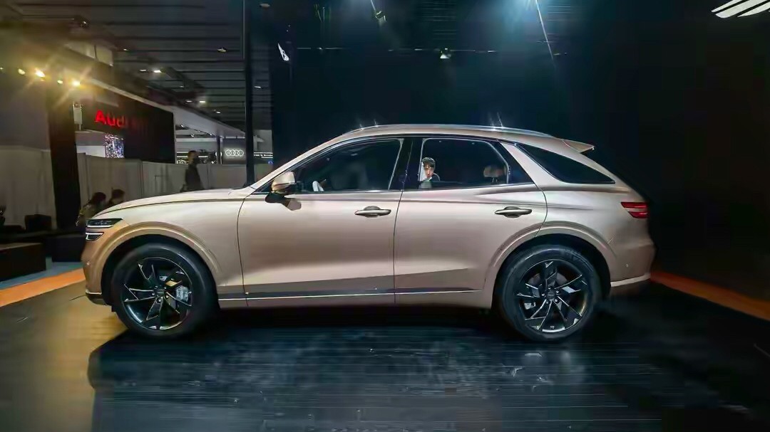 Genesis takes the pure electric GV70 for the first time at the 2021 ...