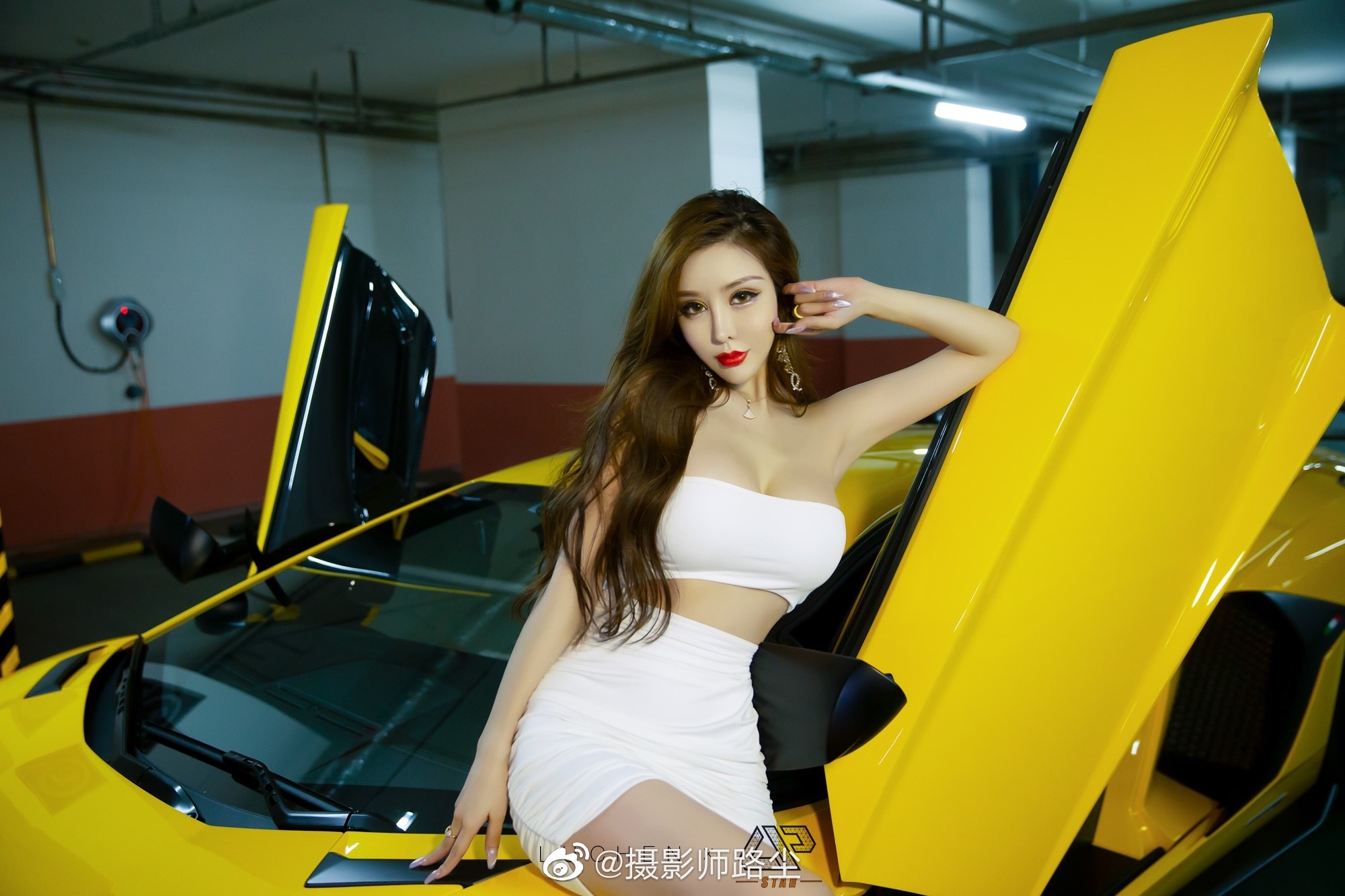 People with exquisite legs: Episode 133-Wang Yifei (Sexy Beauty and Sports Car) - iNEWS