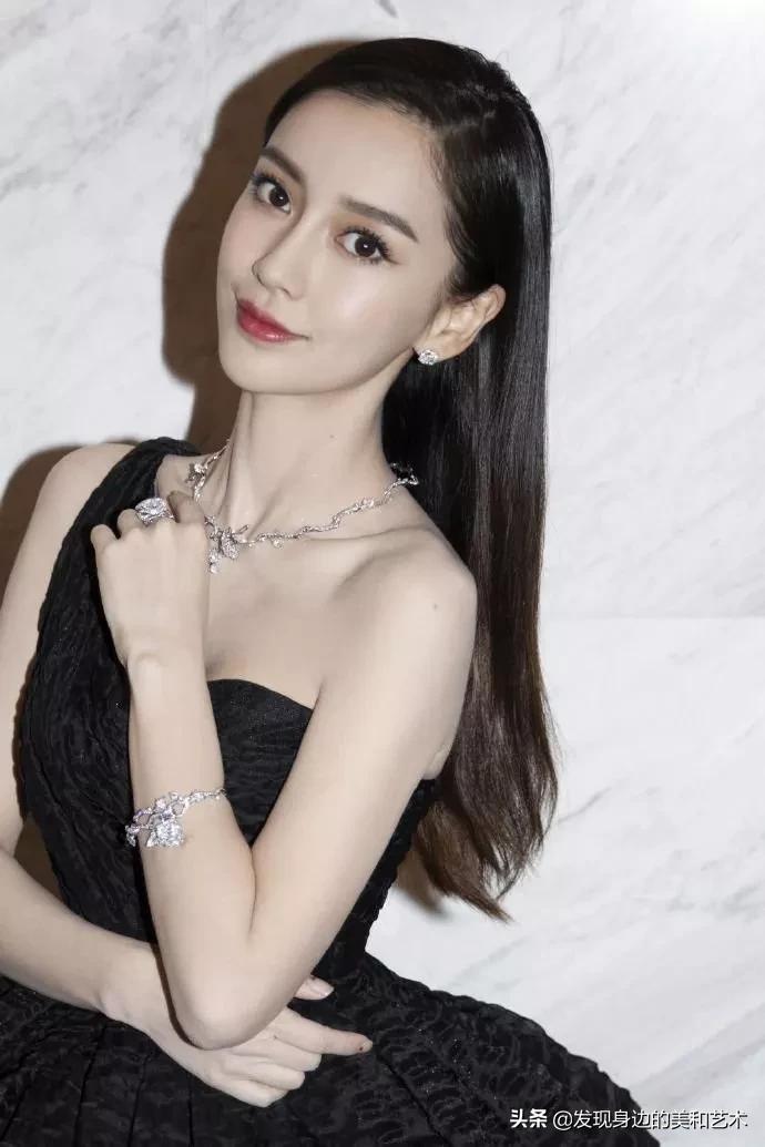 Angelababy's long-haired shawl has fair skin and is wearing a black ...