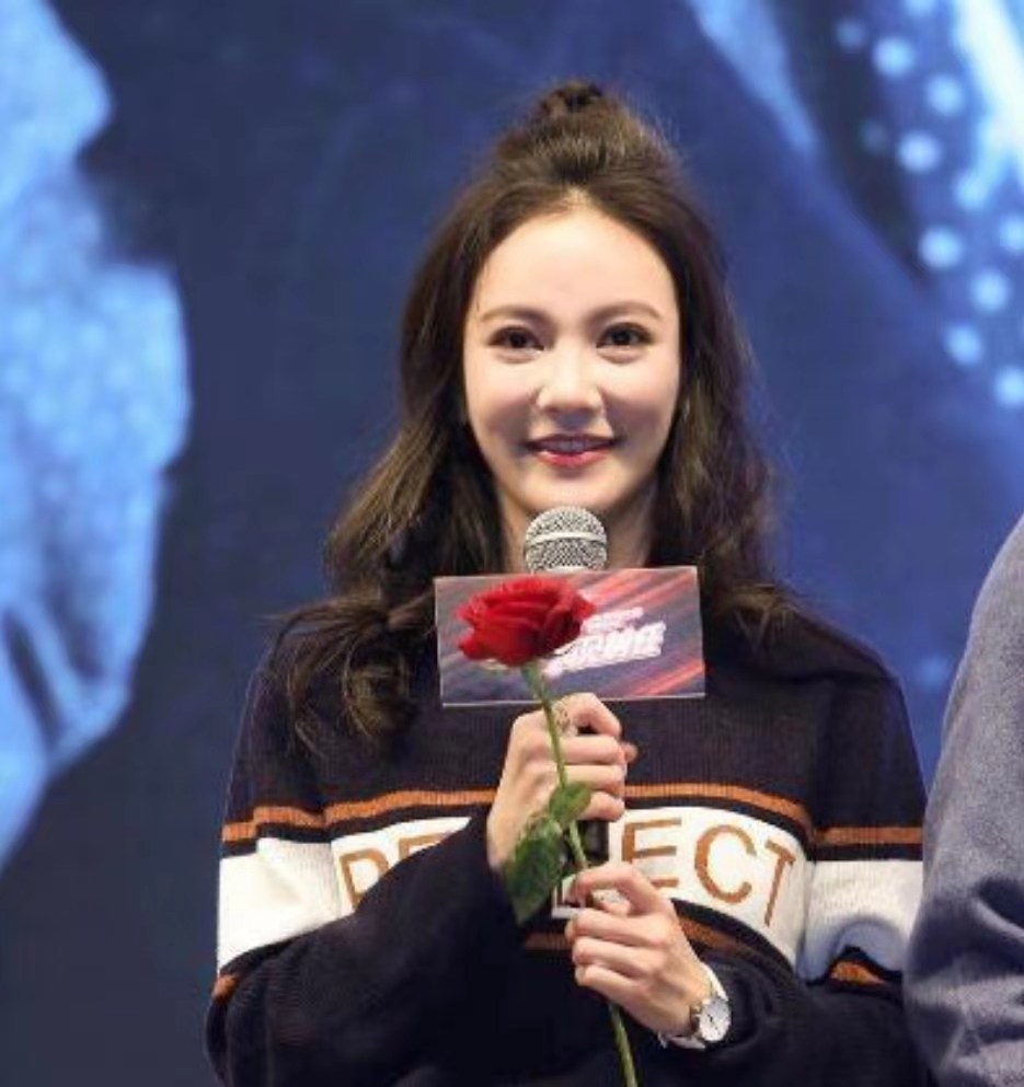 The 25-year-old star girl Lin Yun is doing medical beauty by herself ...