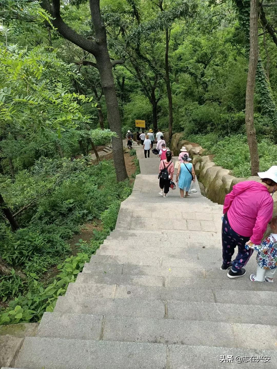 Walking into Huaguo Mountain makes you feel a different kind of scenery ...