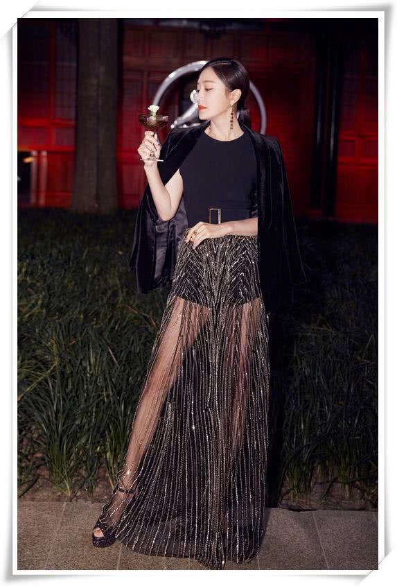 For the sake of beauty, Qin Lan wears skirts to show off her legs in ...