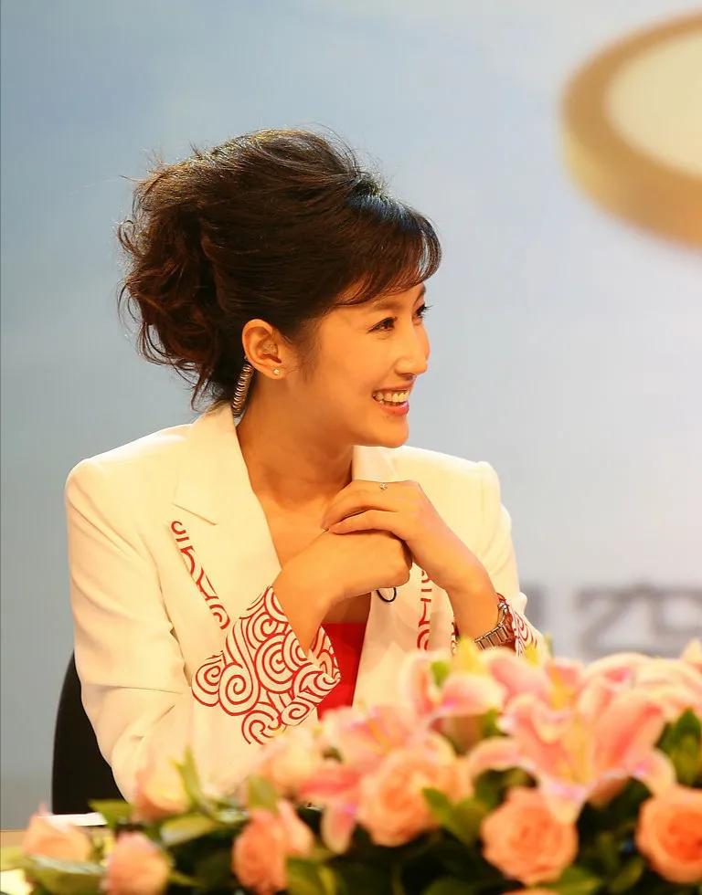 Beautiful host of Beijing Satellite TV: Chun Ni - iNEWS
