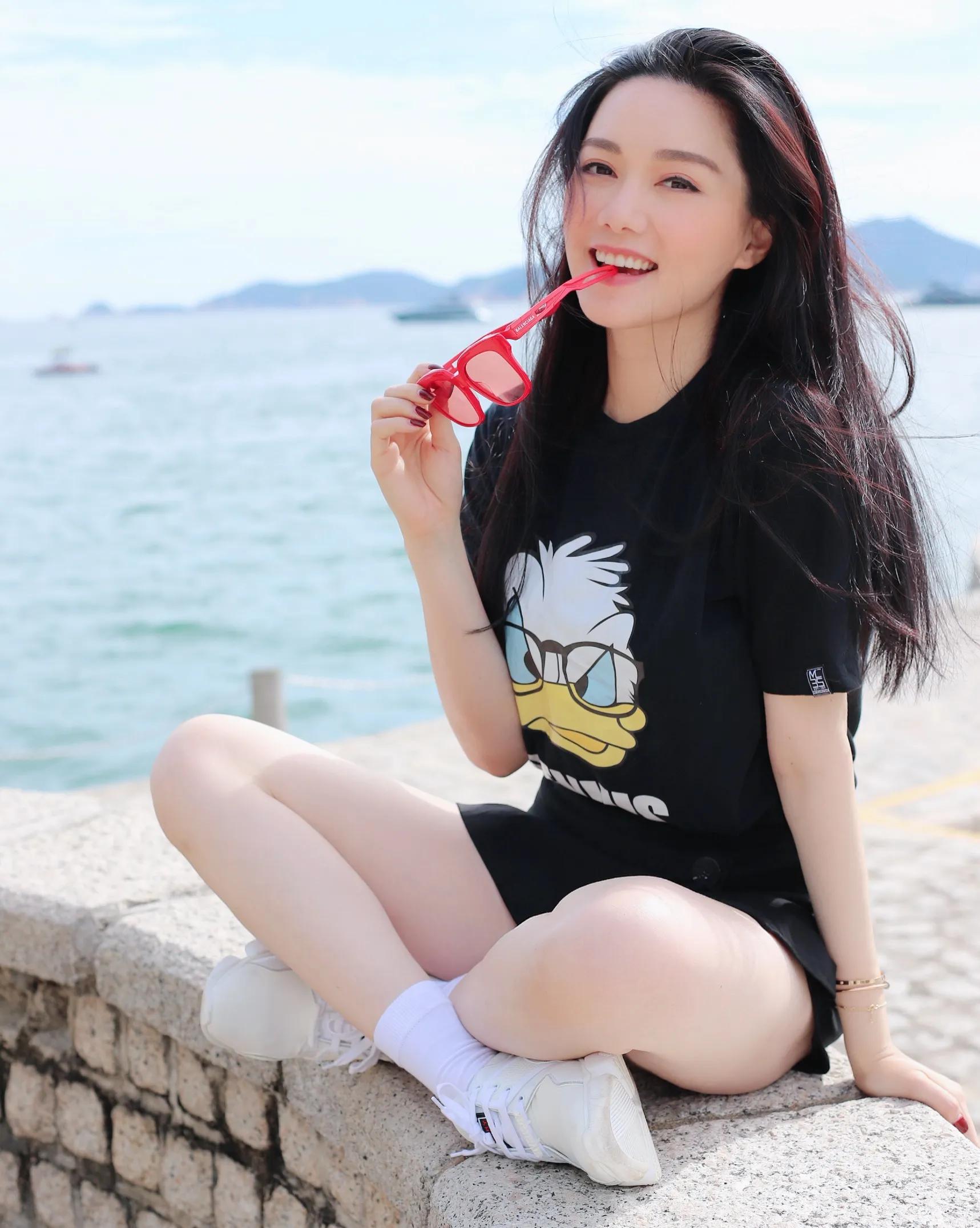 Long-legged Hong Kong girl Tang Luowen - iNEWS