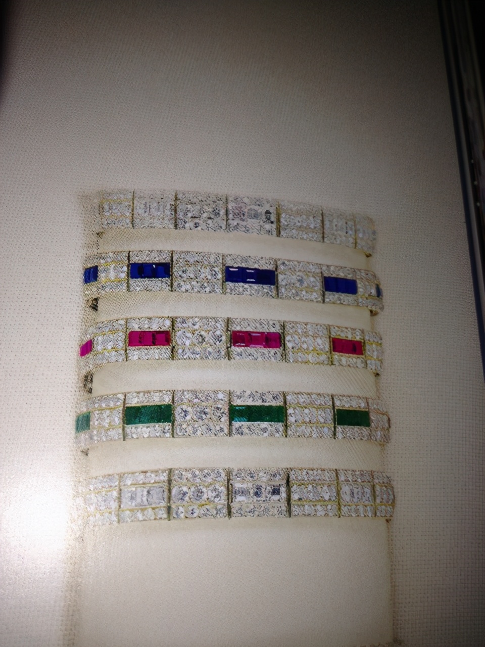 The quartet bracelet of the Queen of England's mother was presented by ...