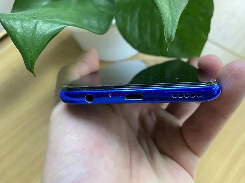 Why are the mobile phone charging ports at the bottom?The truth is here ...