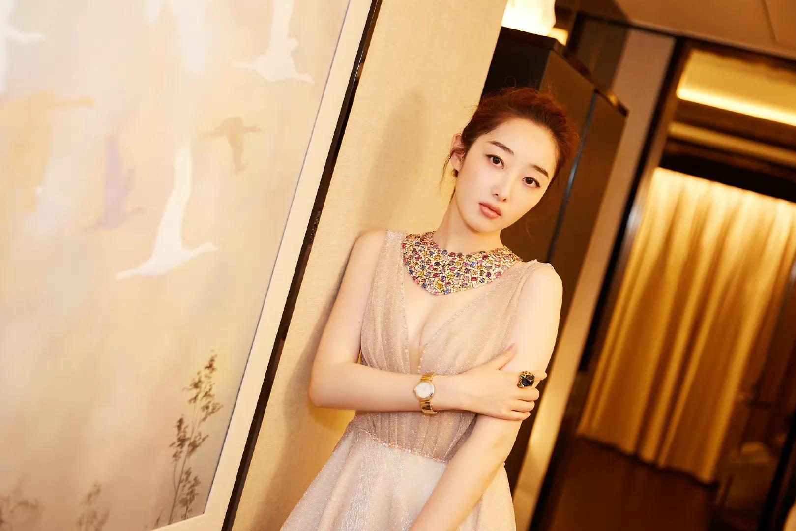 Intellectual elegance Jiang Mengjie - iNEWS