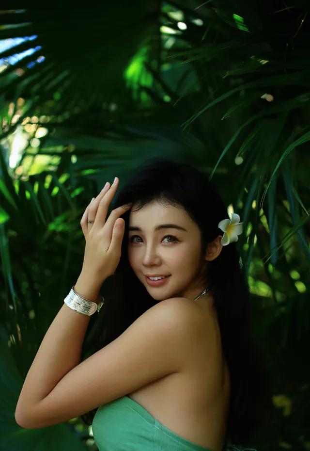 NBA anchor Zhang Manyuan took photos of tourists, the Dai people are ...