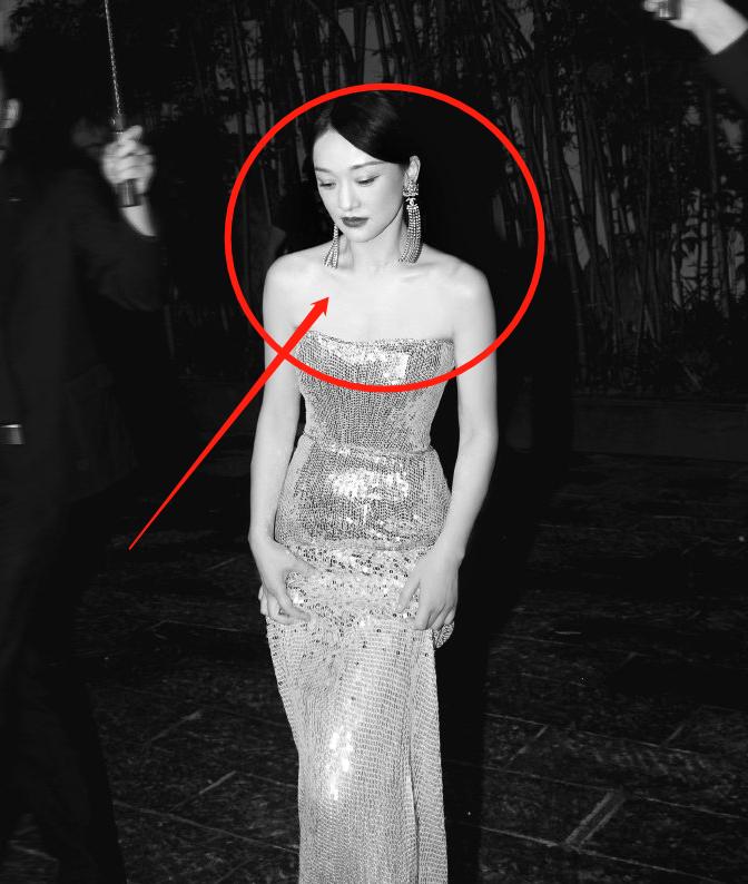 46-year-old Zhou Xun's work picture was exposed, wearing a tight skirt and slim body, but the ...