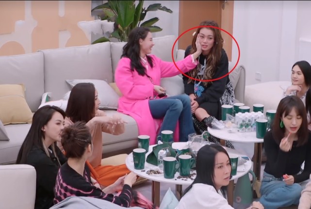 The other sisters are chatting. Who pays attention to what Joey Yung ...