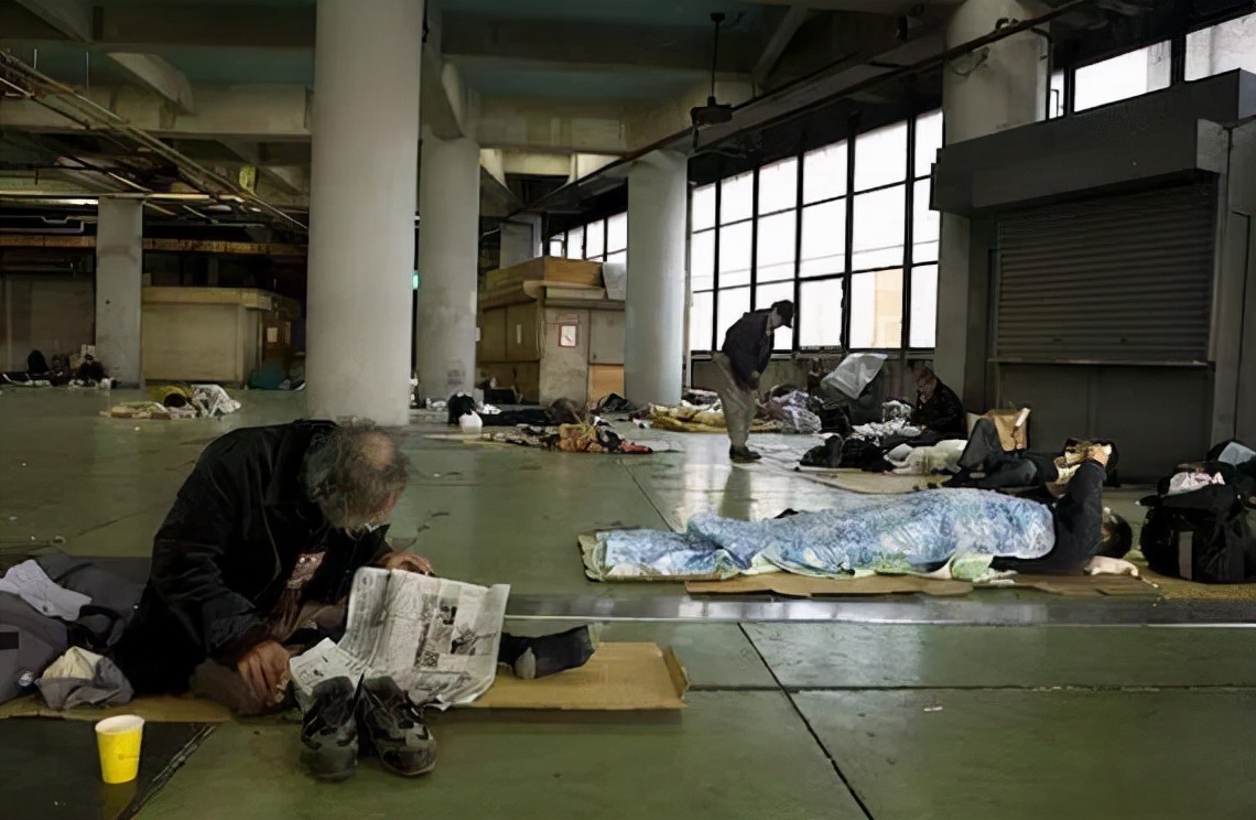 The bustling streets of Japan, but the biggest slums hide, let's take a ...