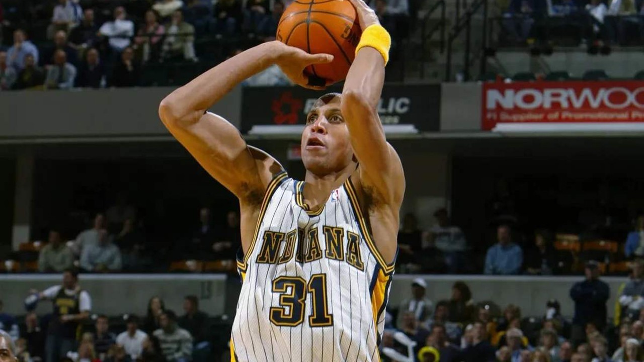 A tragic fight in NBA history, 4.99 million + 118 games suspended ...