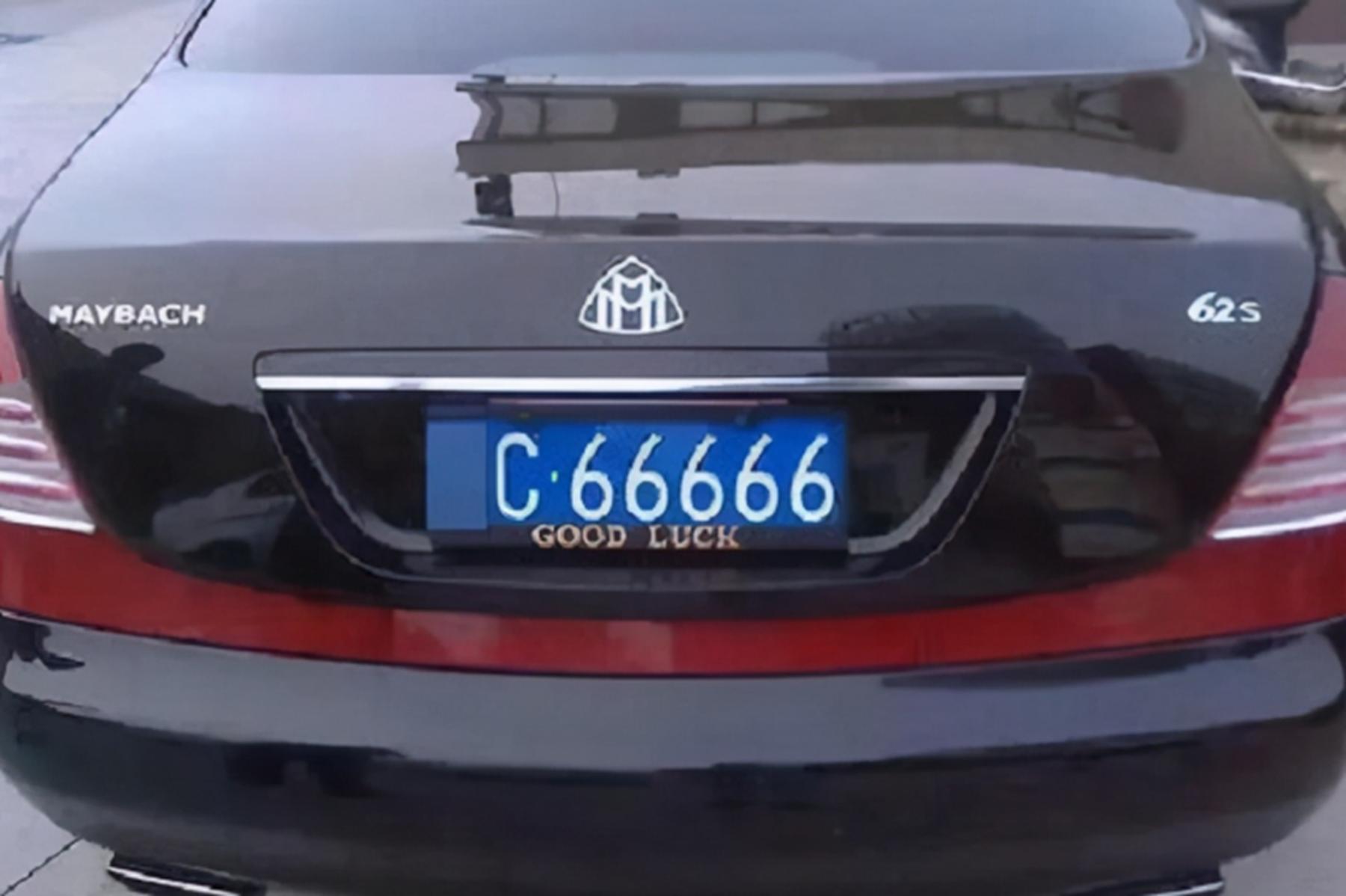 The man drew to the "888" license plate, he was happy and he chose to ...