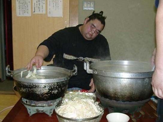 Japanese sumo wrestlers are so fat, how much do they eat every day ...