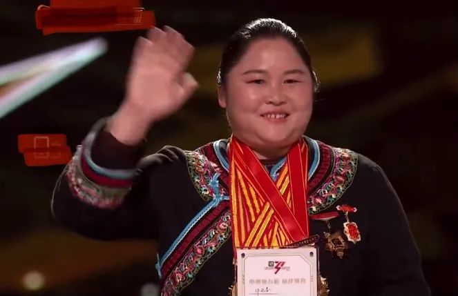What is the background of Qi Sijun, the host of "Big Brother Overcoming ...