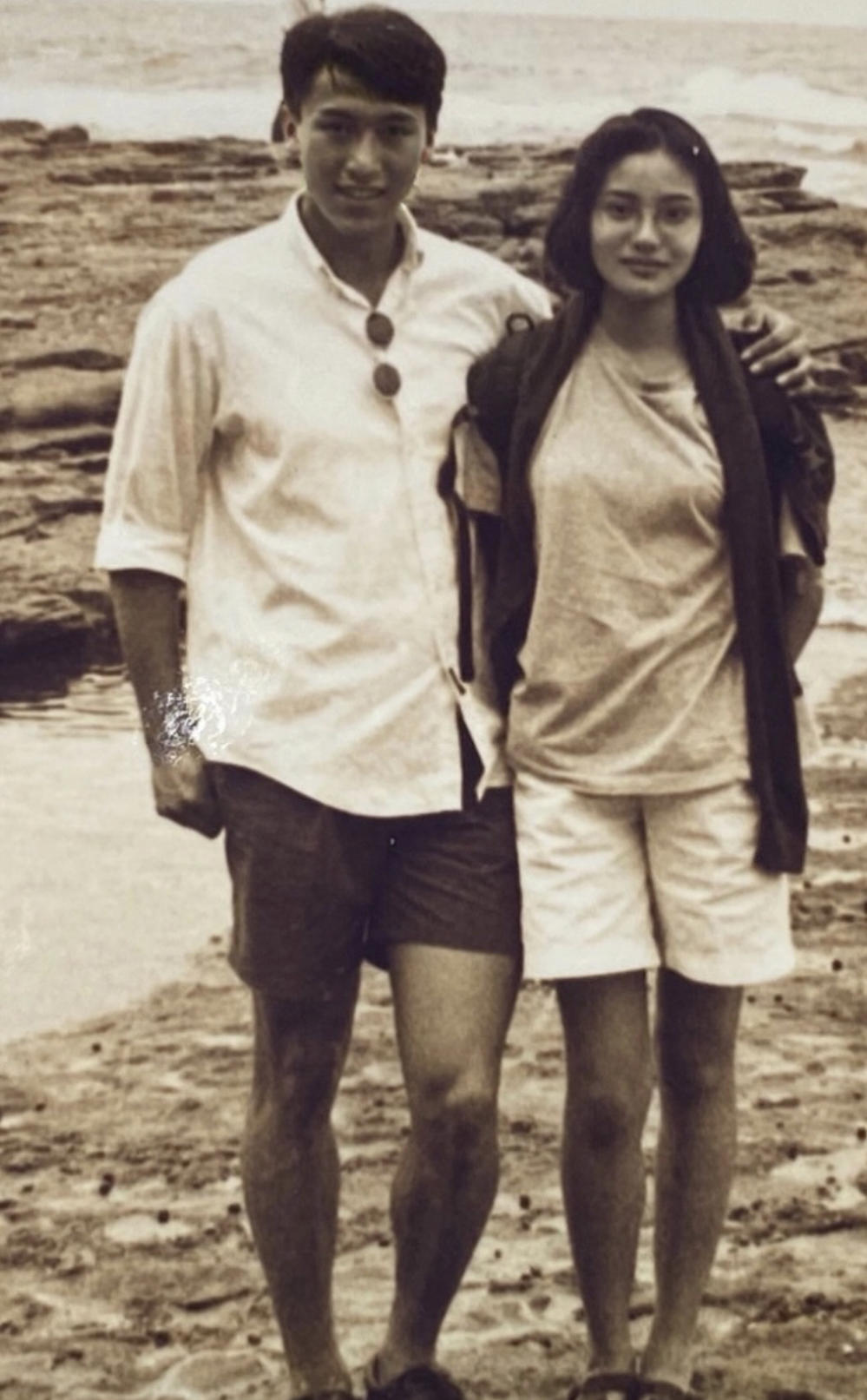 Dear!Ma Dezhong and Zhang Xiaolan met at the age of twelve and took a precious group photo on ...