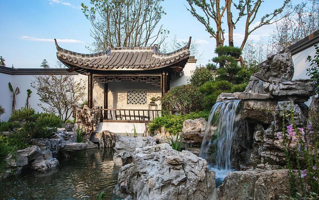 Taihu Stone, one stone contains the realm of Tibetan peaks and ridges ...