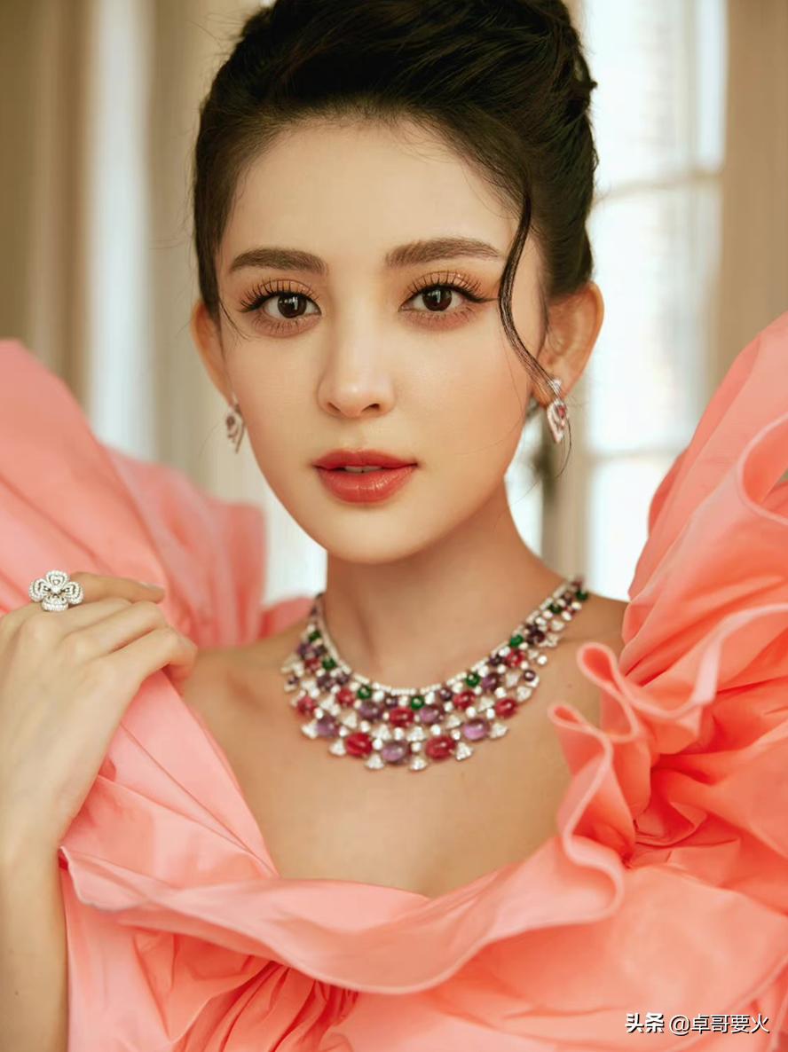 Guli Nazha Elle red carpet style exposure, a pink flower bud dress ...