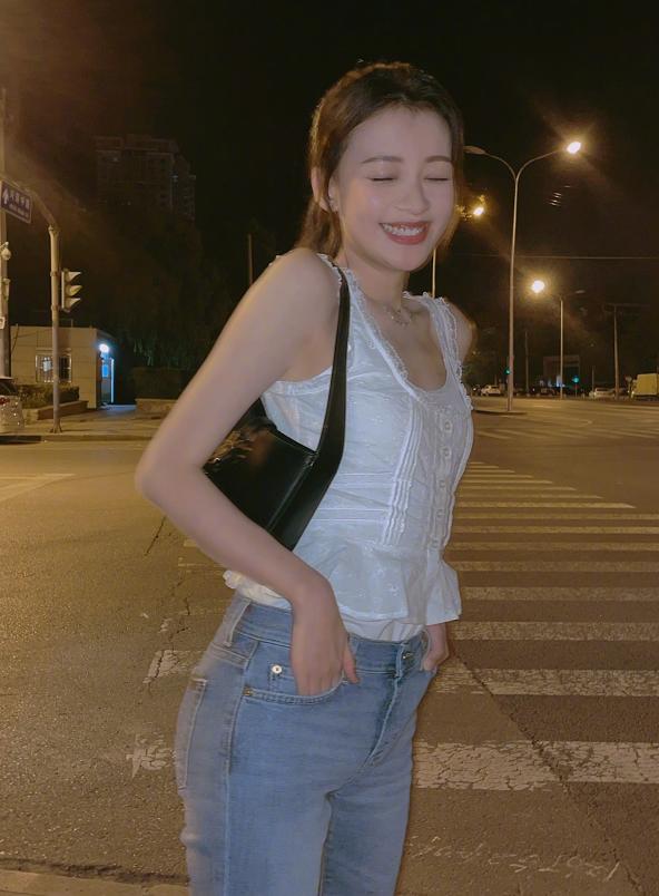 The 28-year-old hot mom Sun Yi is in super girly status!The slim figure ...