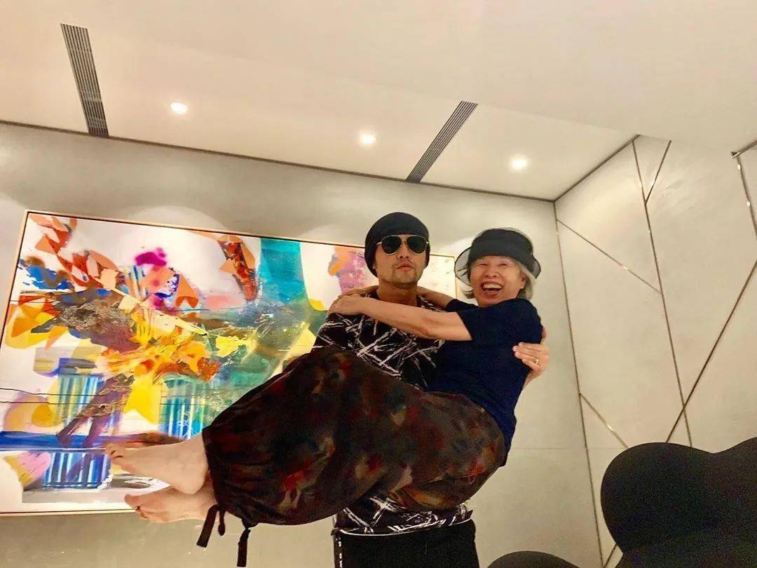Jay Chou's mother is more foreign than her son. She wears prints and ...