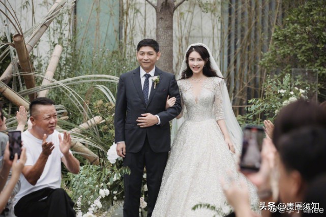 Li Zifeng confessed to his wife in the wedding photos: I only belong to ...