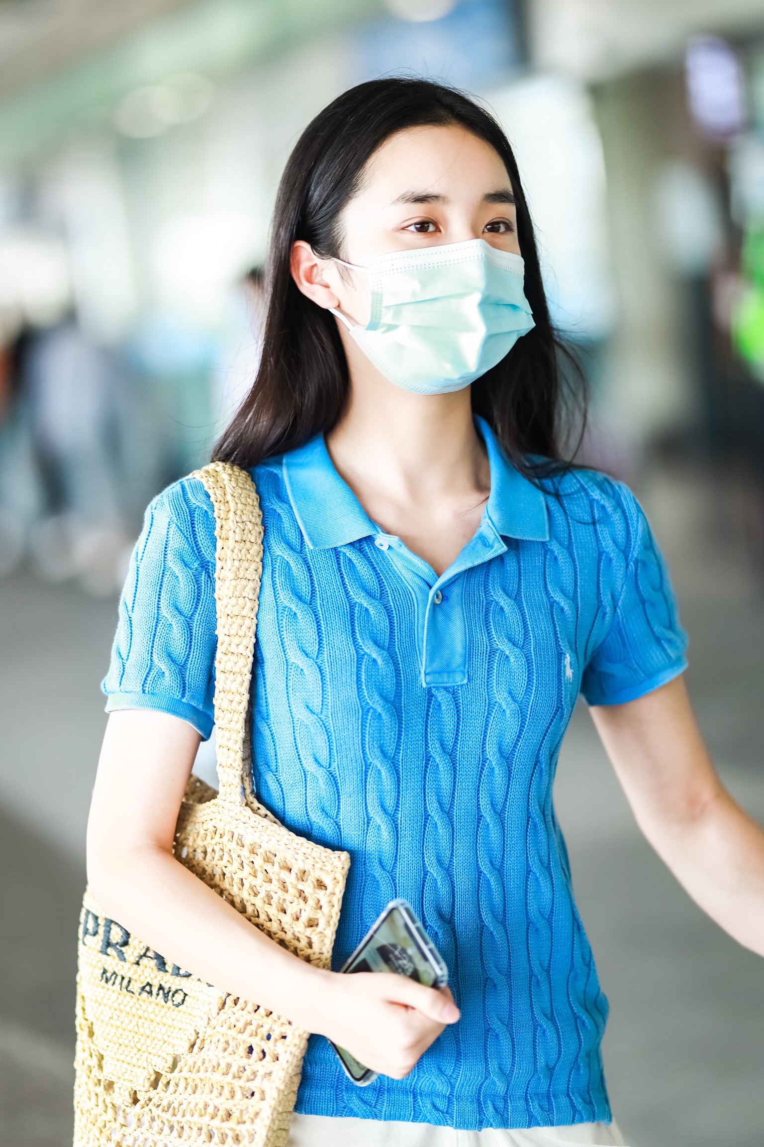 Fan Shiran appeared in the airport in simple dress, blue and white ...
