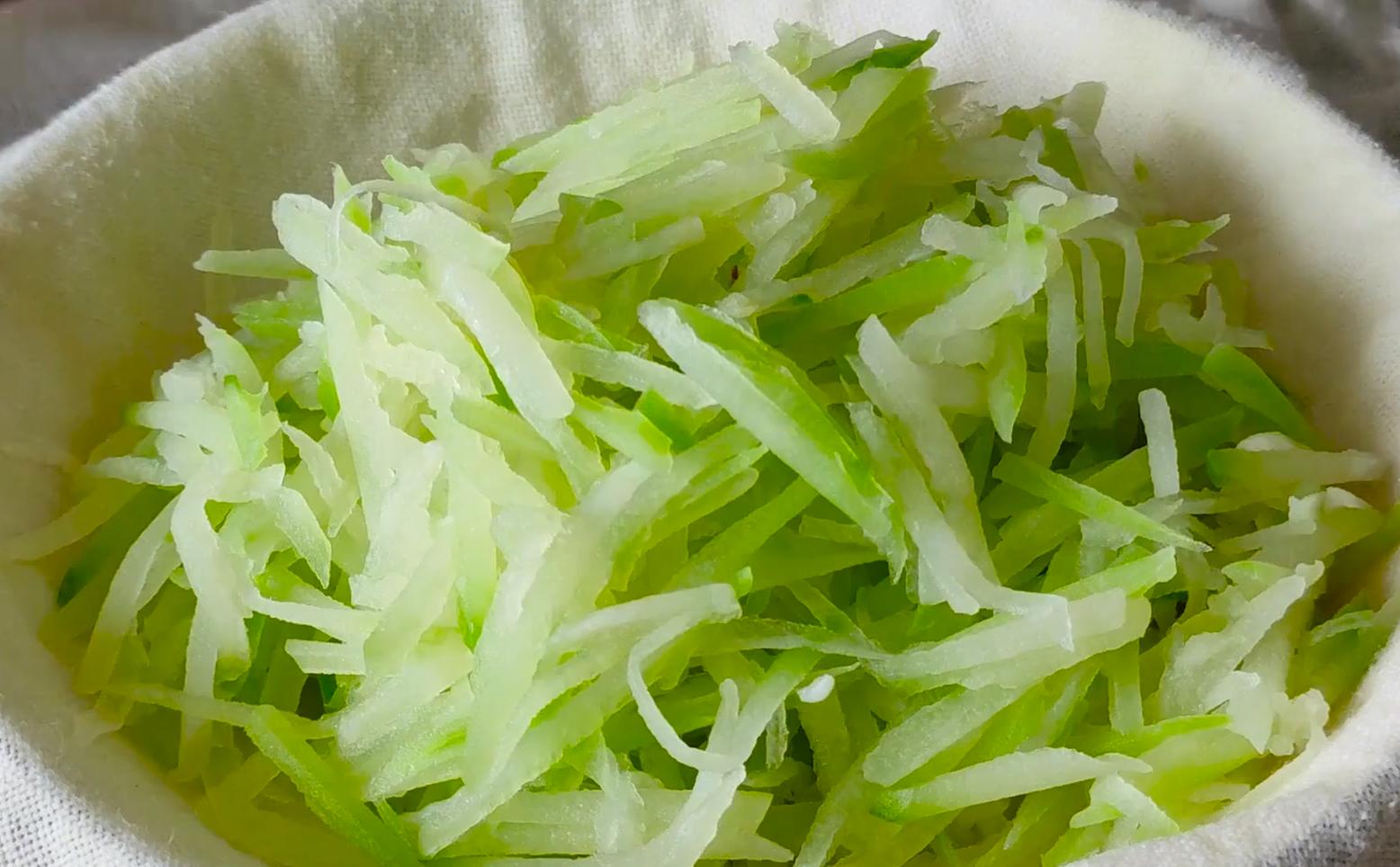 Stir-fried three shreds of winter melon to teach you to relieve your ...