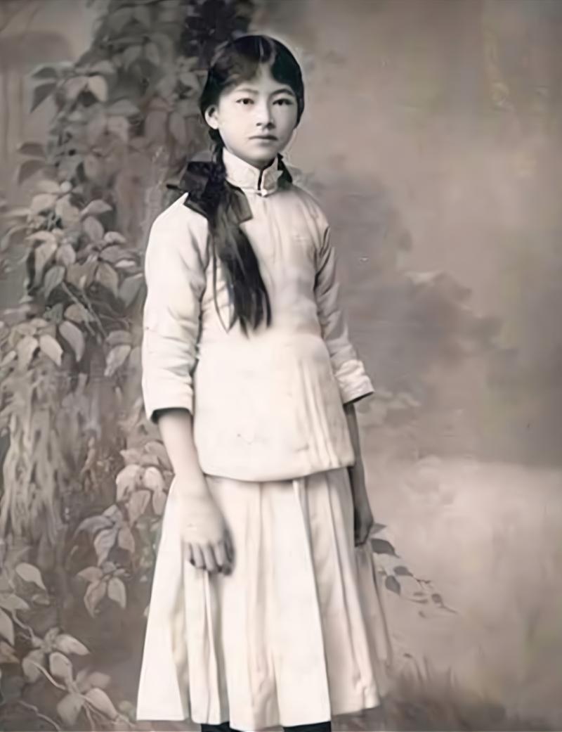 Xu Zhimo, a romantic talent, was born in a family of merchants, but ...