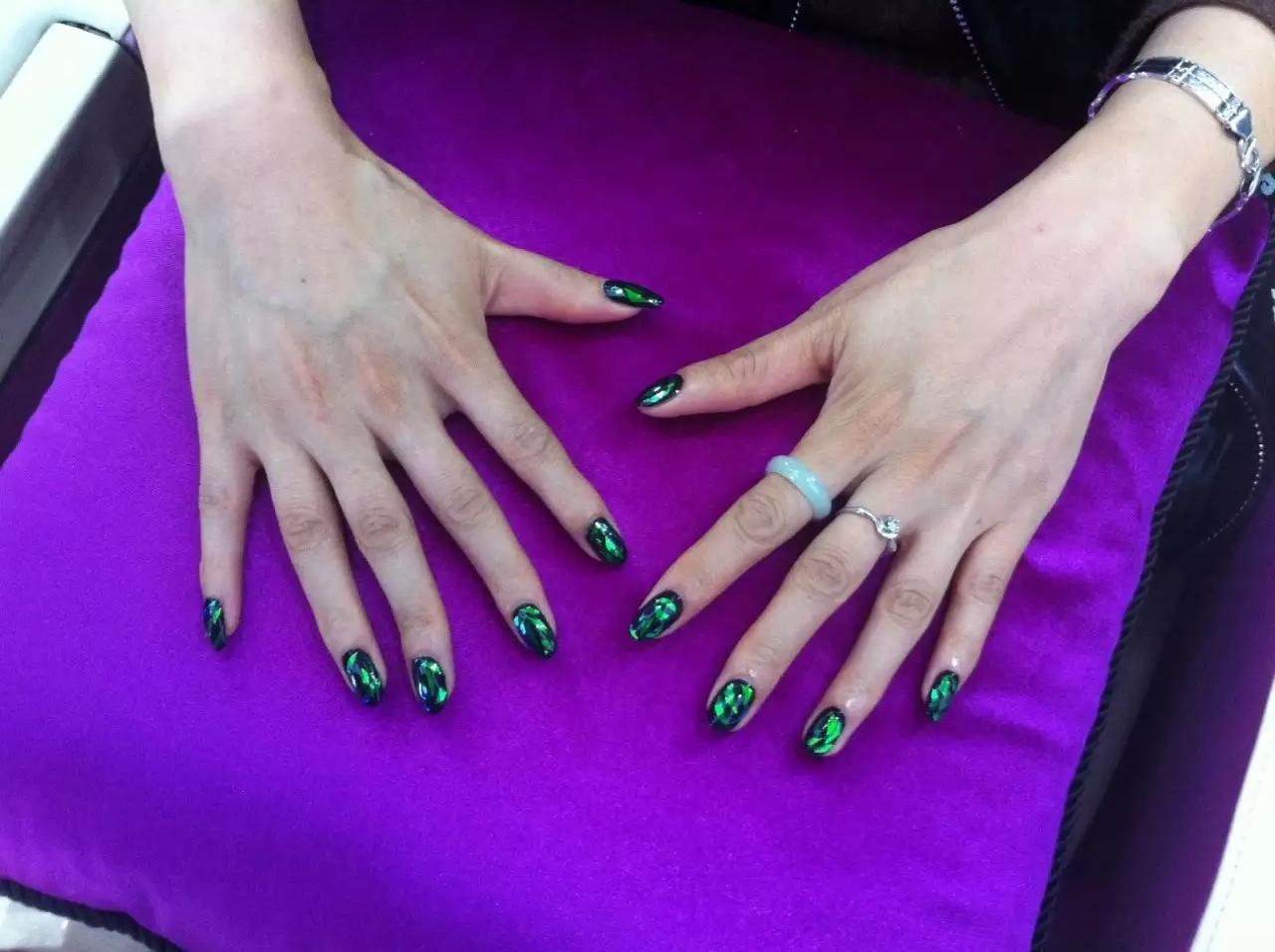 Do you think it's amazing, six-fingered lady, super beautiful hands - iNEWS