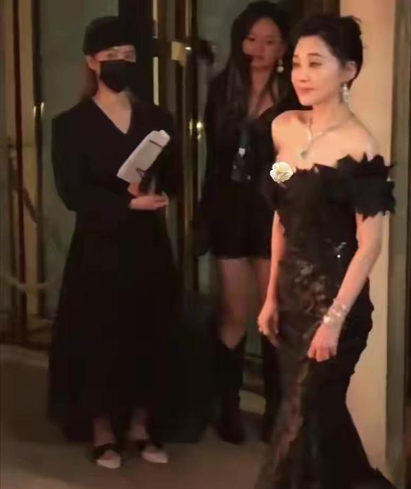 The 52-year-old Xu Qing is so amazing!White to luminous, charming and ...