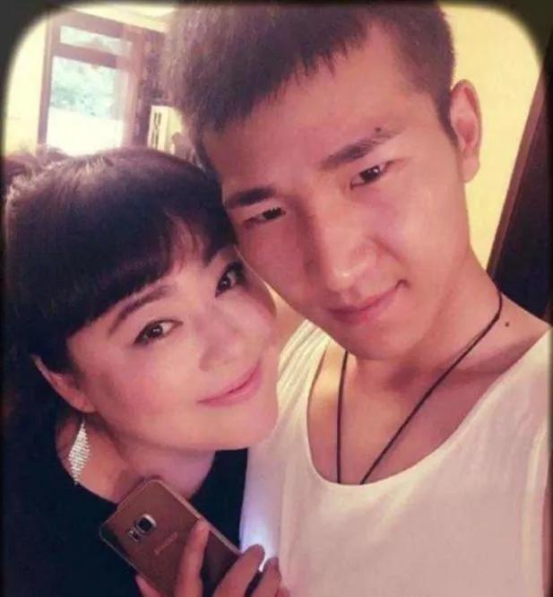 50-year-old Li Jingjing and her 21-year-old husband show their ...