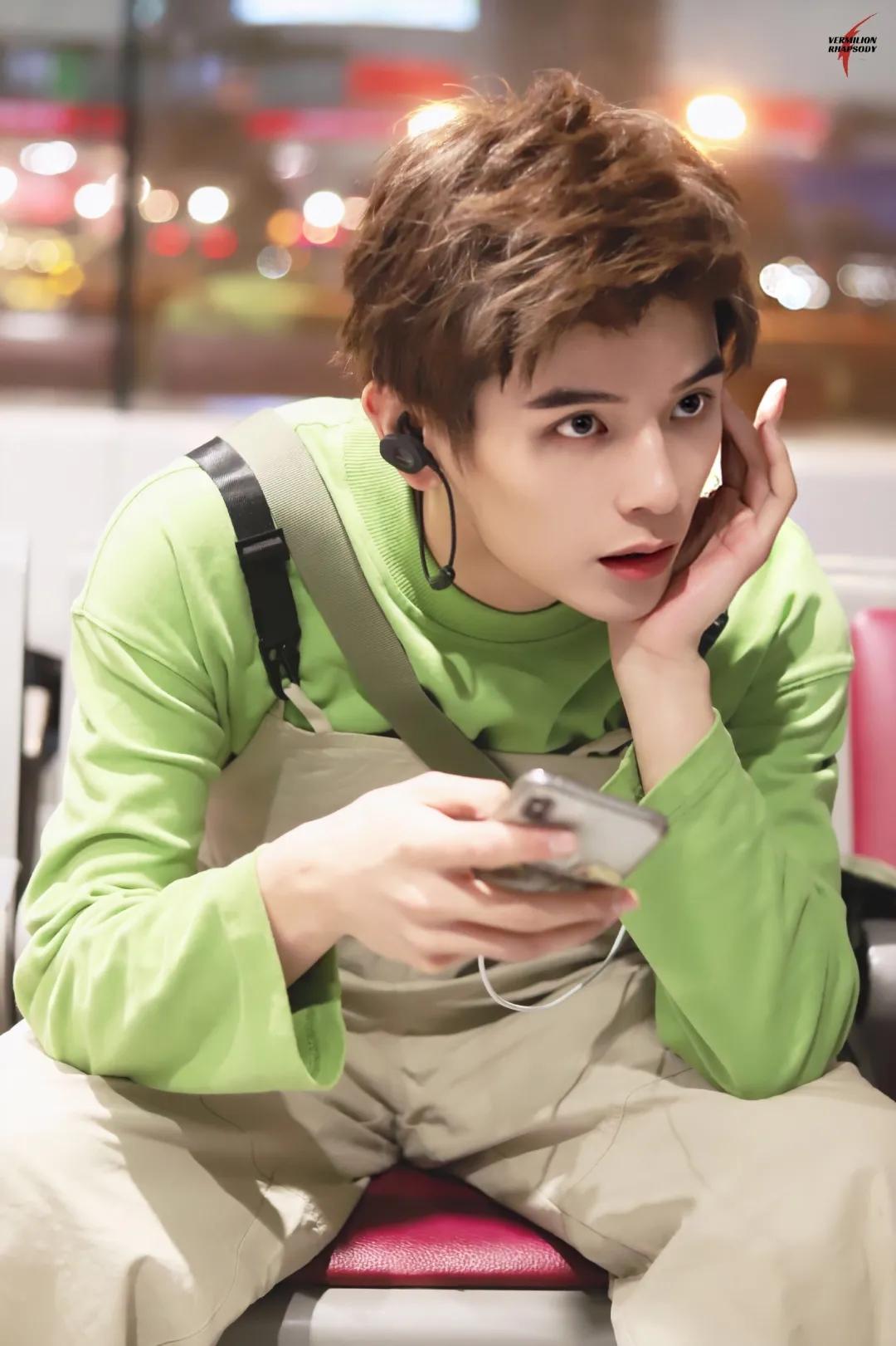 Crying Center·He Yuyao: Unique | SS22 CFW Shaking in New Trend Day - iMedia