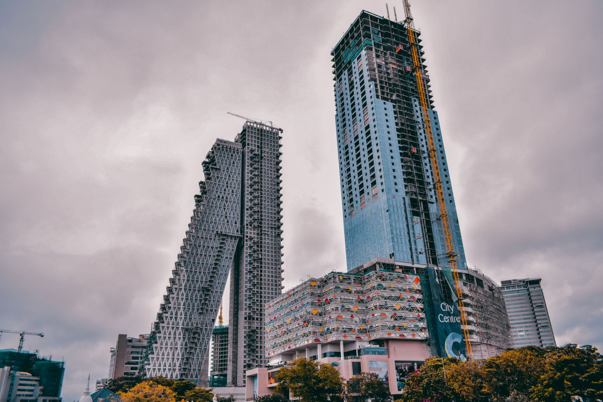 A tilted building built at a cost of 1.7 billion: 240 meters high and ...