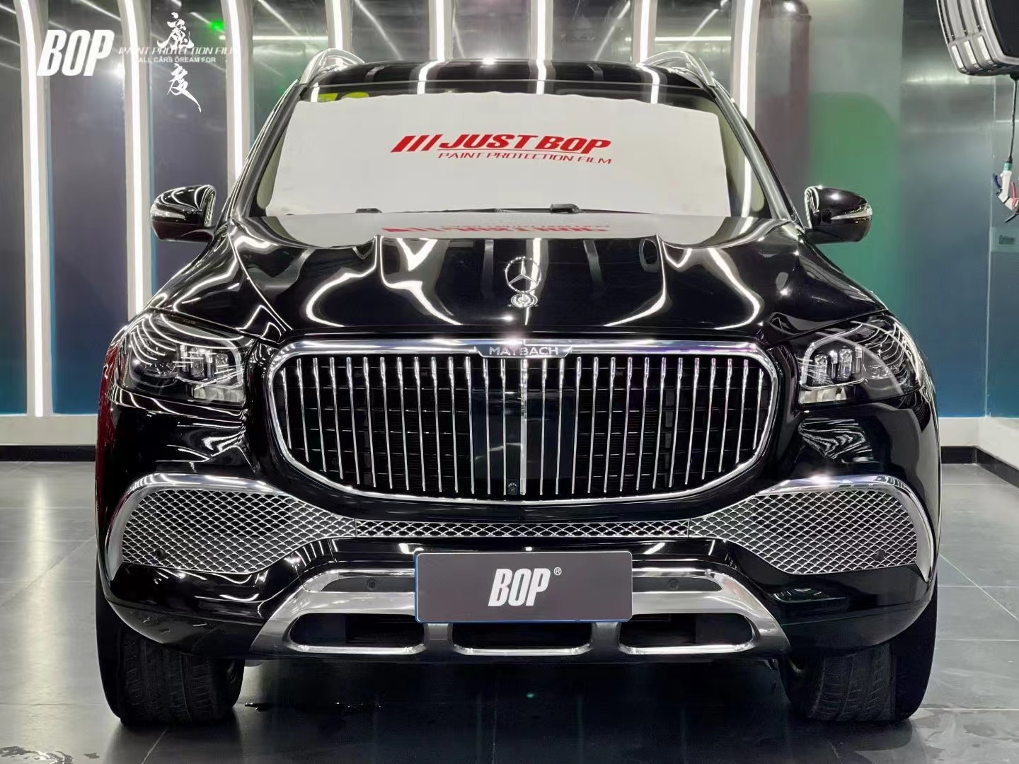 Sitting like in the "first class" of an airplane, the Mercedes-Benz ...