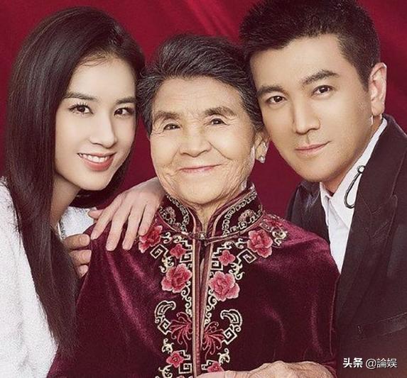 Yang Zi and Huang Shengyi live broadcast the goods and let his ninety ...