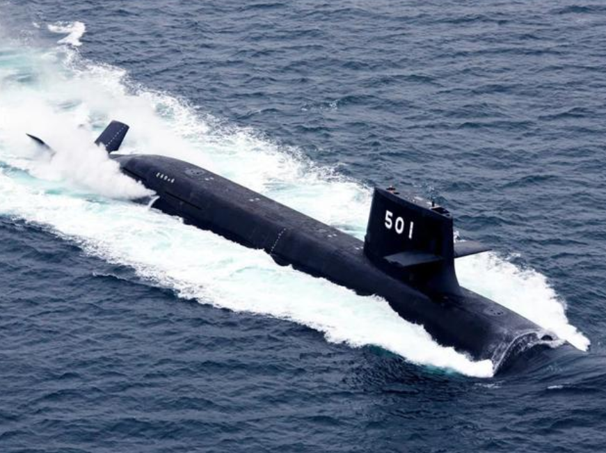 The Chinese cargo ship didn't feel it, the diving rudder was broken and ...