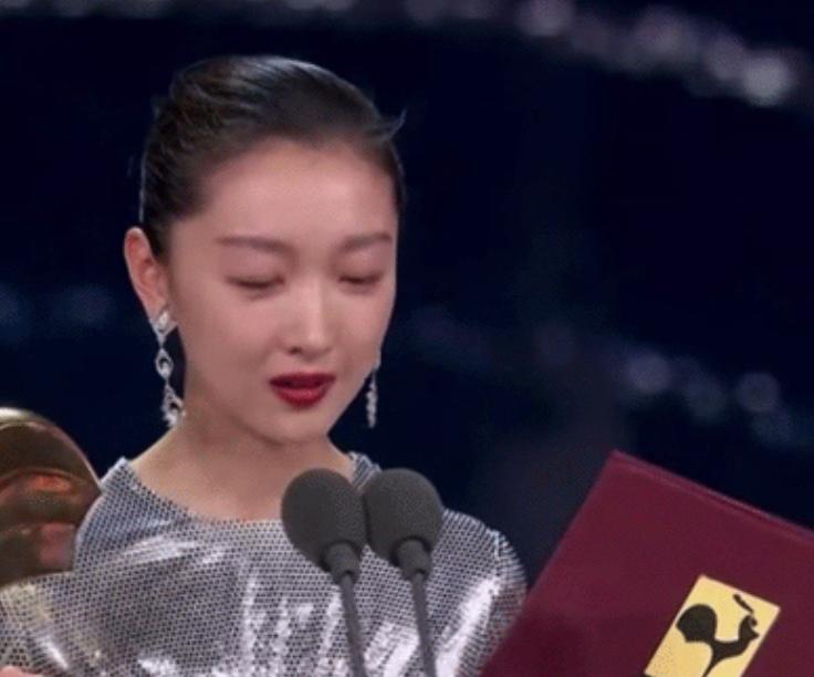 Zhou Dongyu became the youngest actress in the circle, standing with ...