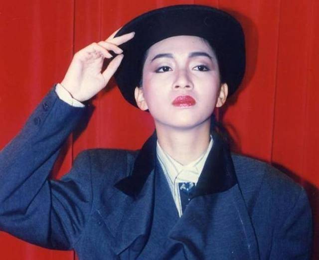 The 8 superstars helped Anita Mui, Nicholas Tse holding a portrait ...