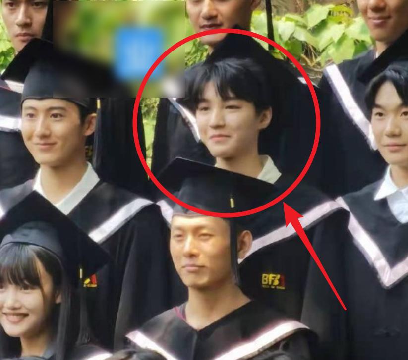 The celebrities took their graduation photos together, Zhou Ye Wang Junkai looks so amazing, but ...
