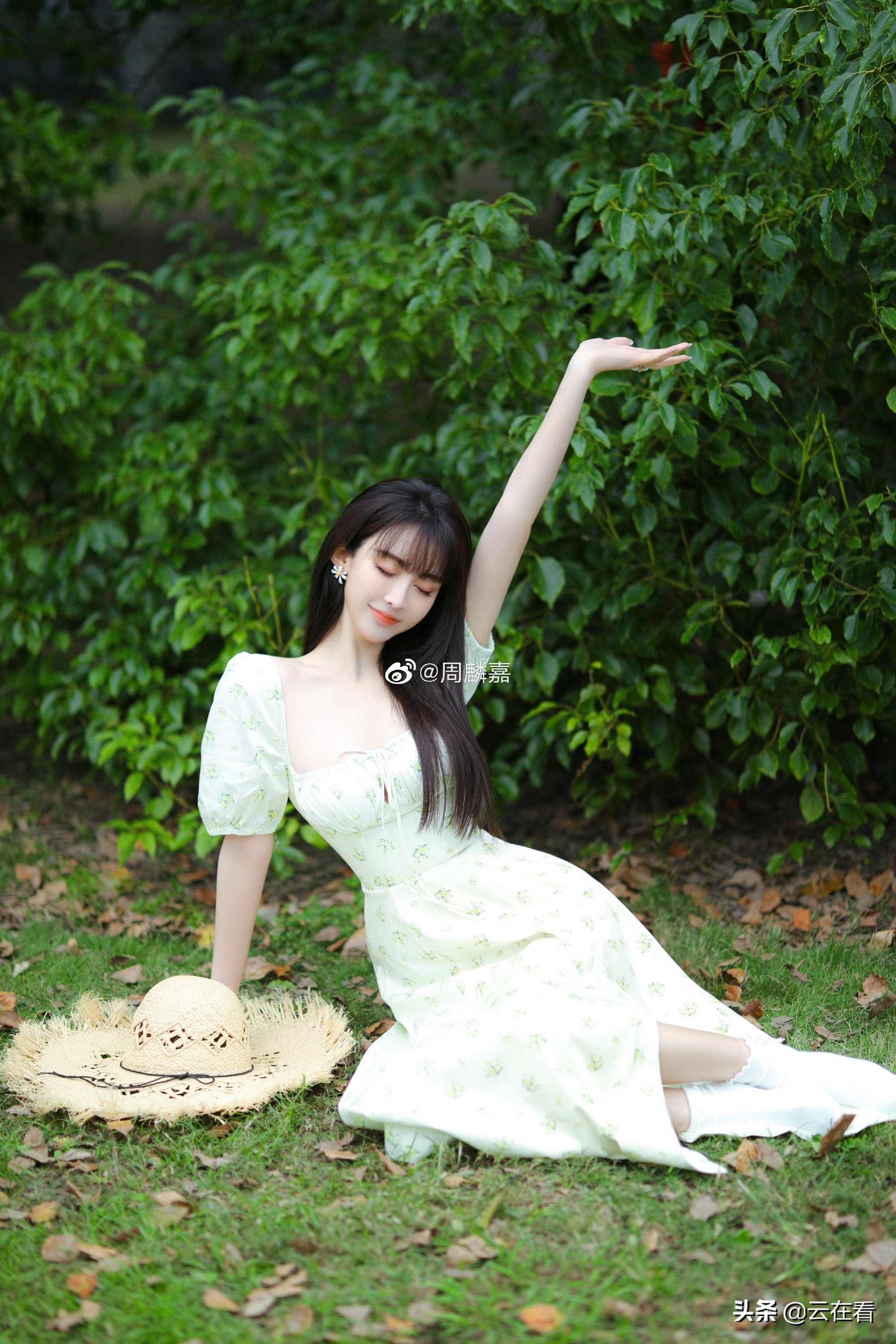 Beauty Zhou Linjia took a charming photo, very pure and beautiful - iNEWS