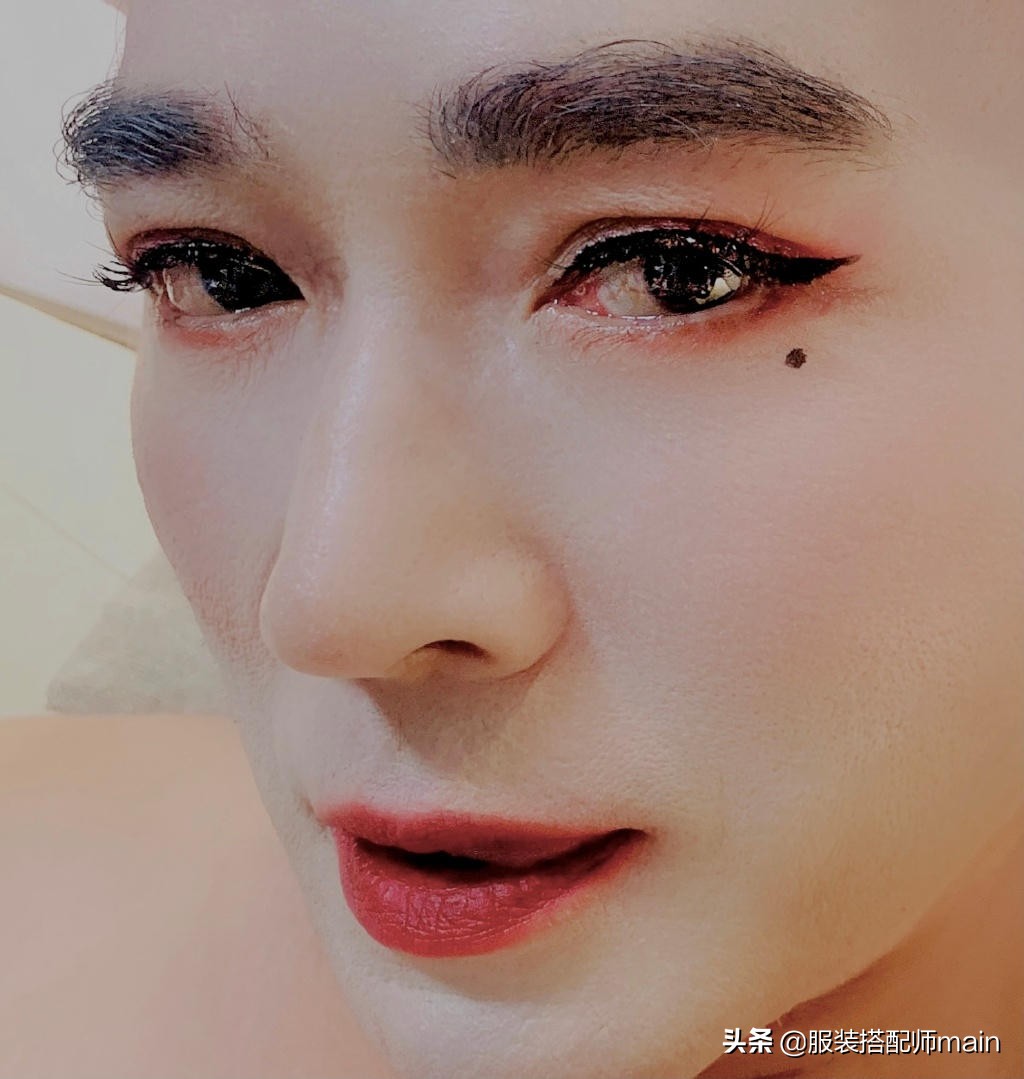 He is the first generation of ancient costume male god, playing Li ...