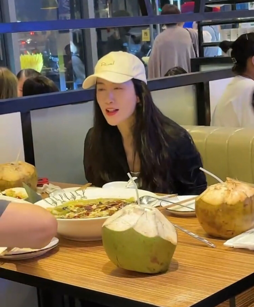 44-year-old Wen Zhengrong was photographed and showed displeasure. His ...