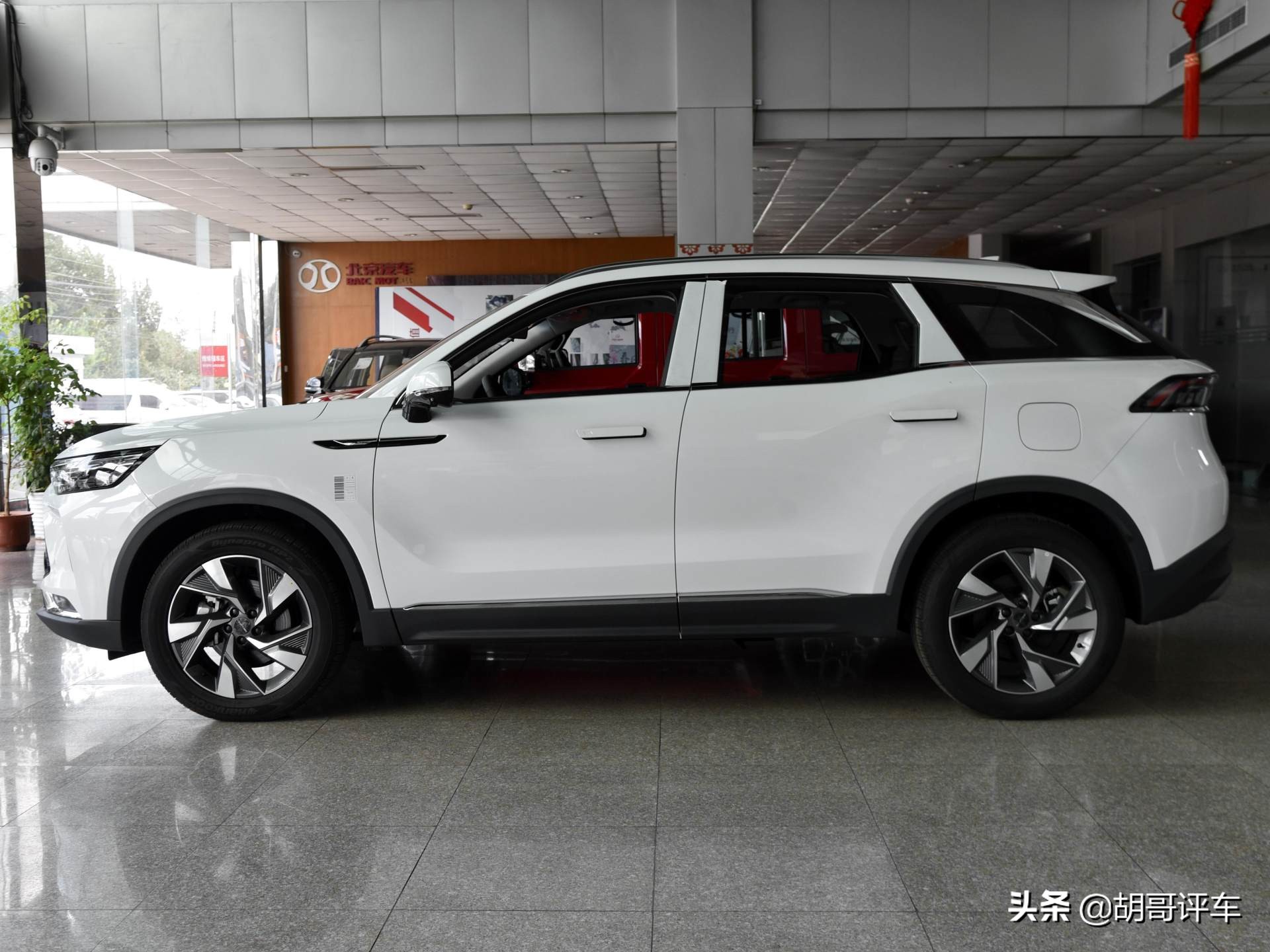 The compact SUV has a wheelbase of 2800mm, showing you the BEIJING X7 - iNEWS