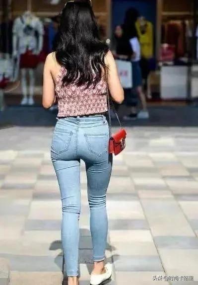Jeans show fascinating body curves, showing a tall female temperament ...