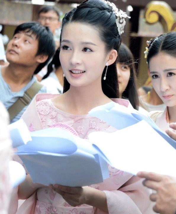 How did Li Qin get into the show business? - iNEWS