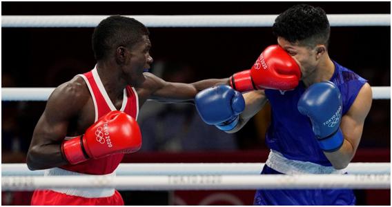The referee's partiality is useless!The Filipino boxer fancyly beats ...