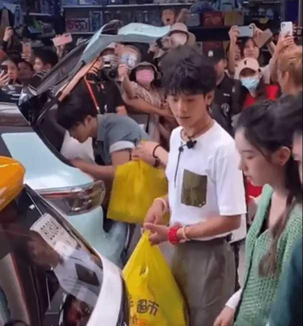 Huang Xiaoming finally stopped hiding and responded positively to his ...