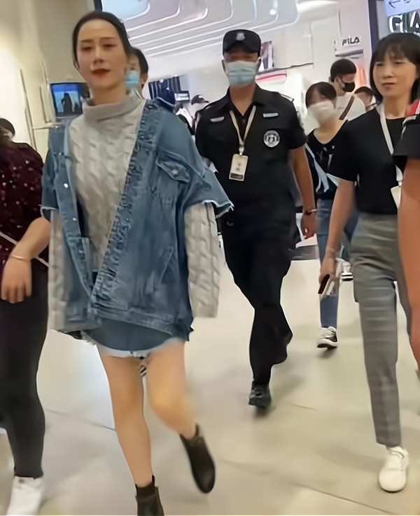 Haiqing was snapped at the event, too many security personnel caused ...