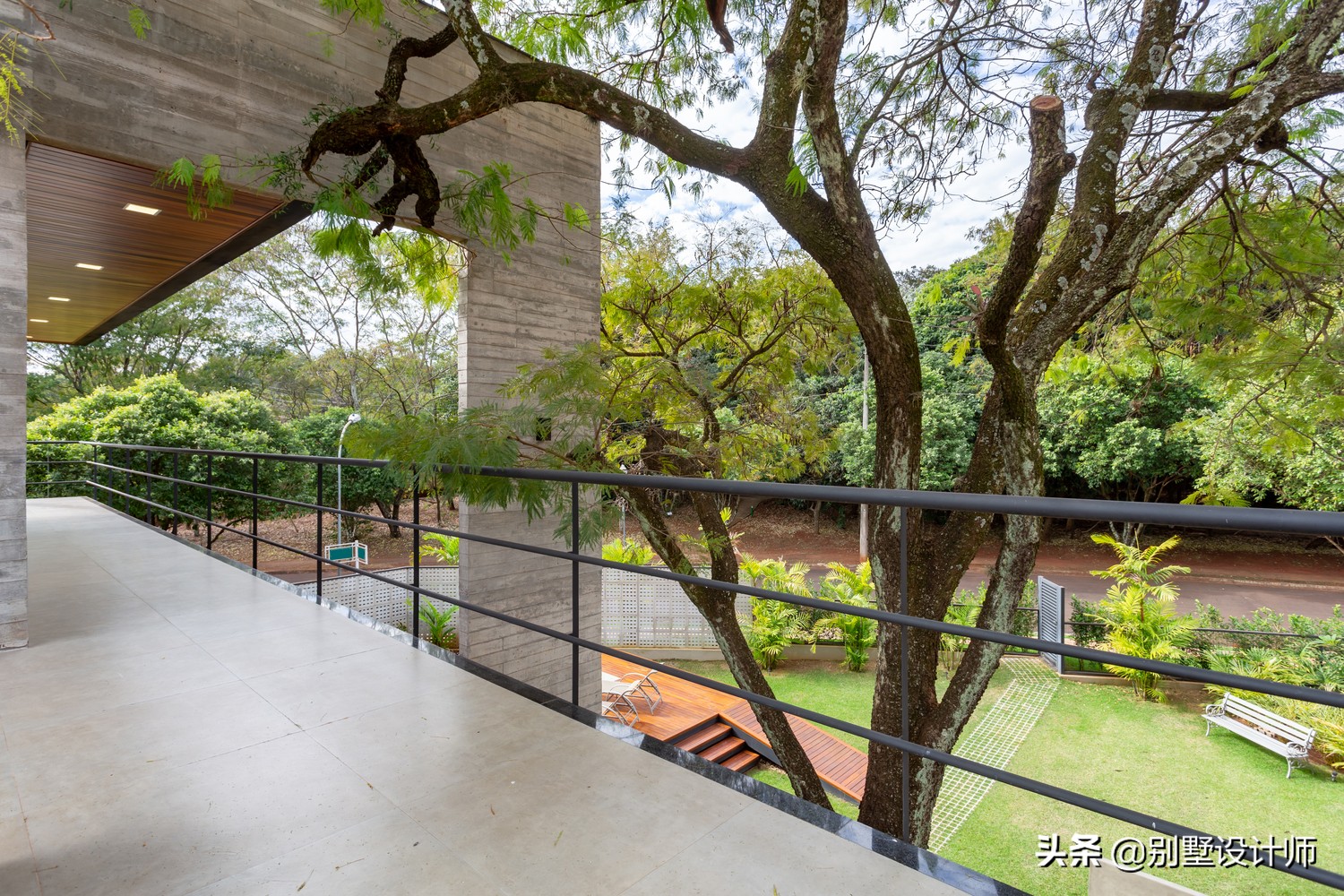 Cascading spaces, rich layers, simple and transparent blocks, only a ...